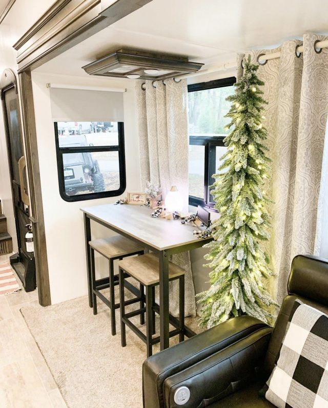 Insta-Worthy RV Holiday Decor Inspiration