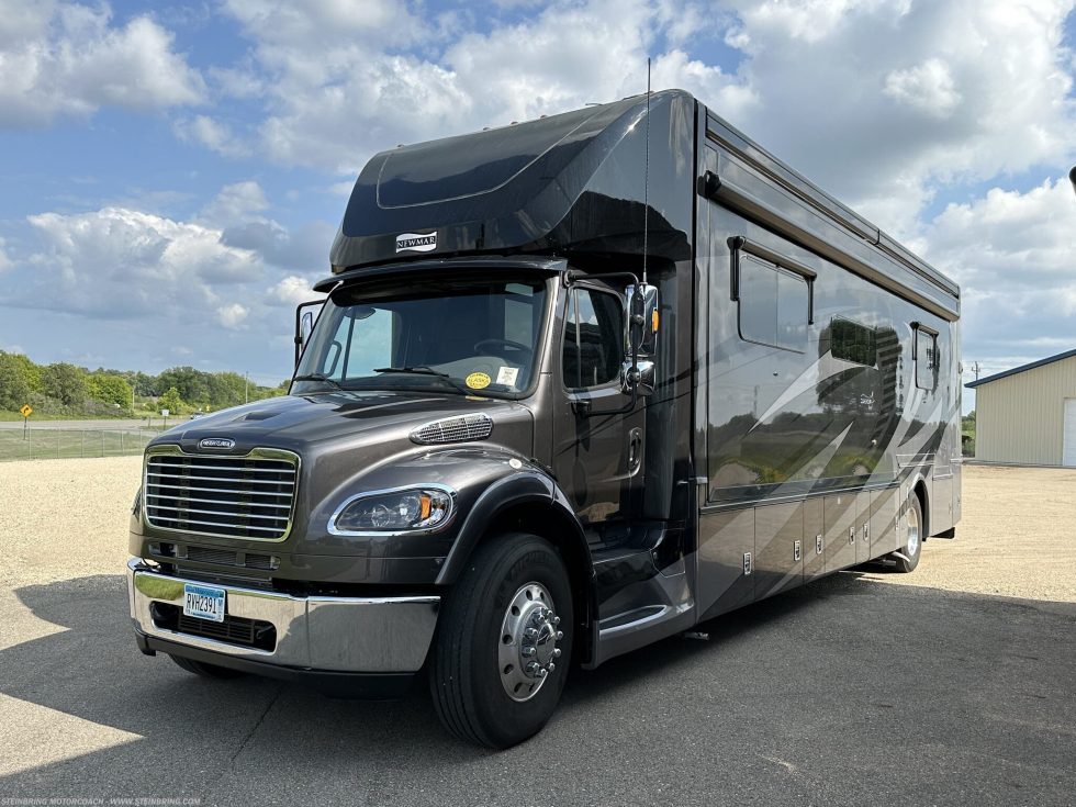 Top Couples Coaches: Class C Motorhomes for Two