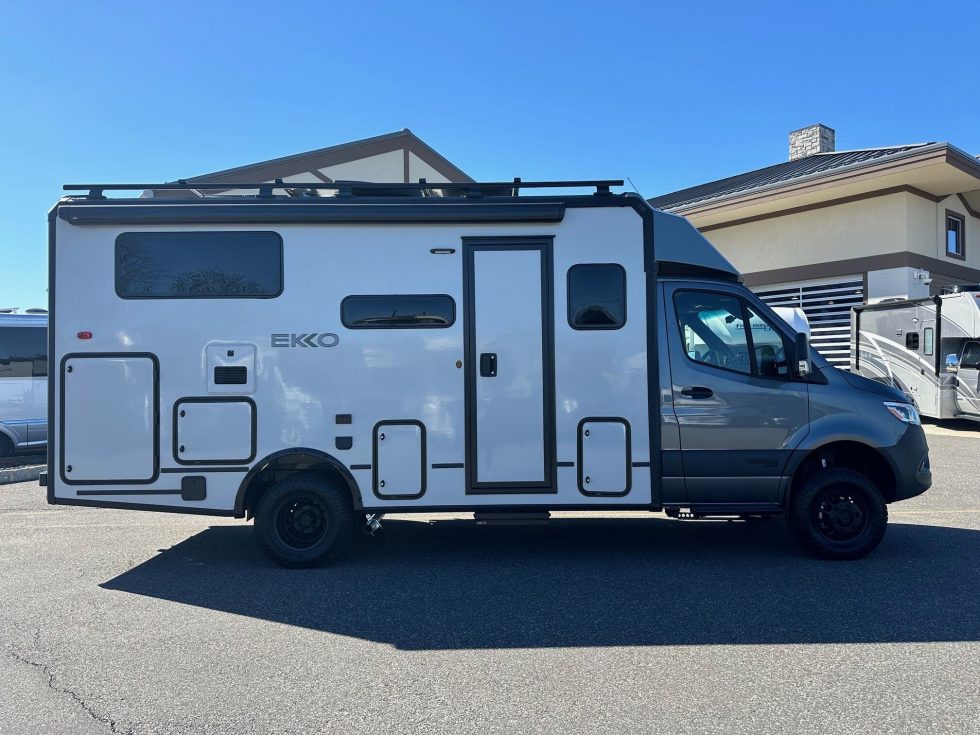 Top Couples Coaches: Class C Motorhomes for Two